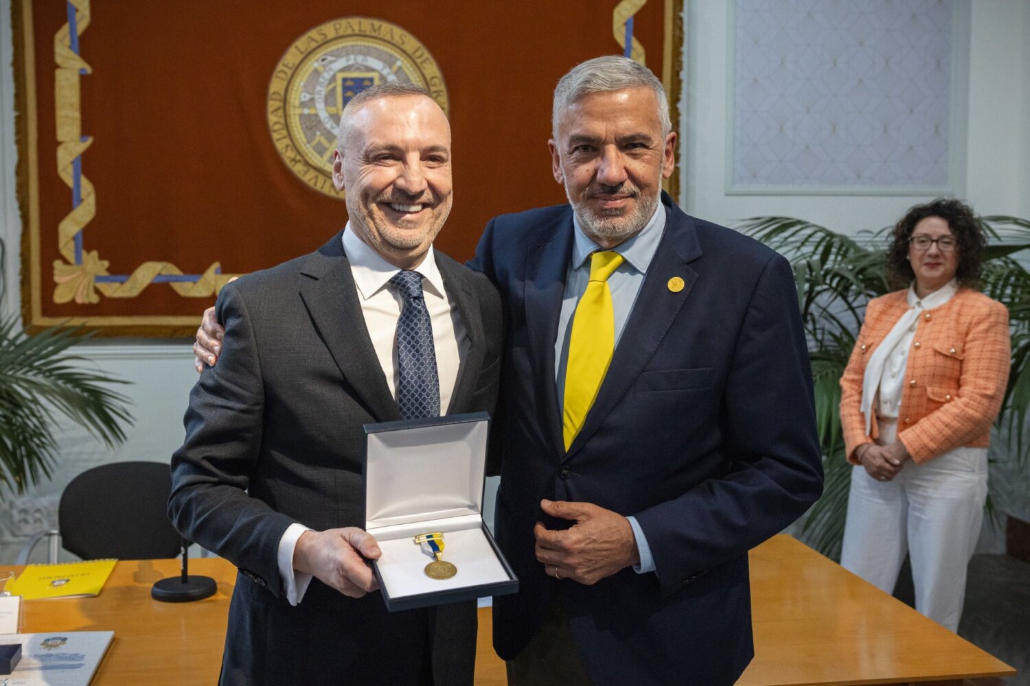 La UD Las Palmas recibe la Medalla de la ULPGC por su 75 aniversario